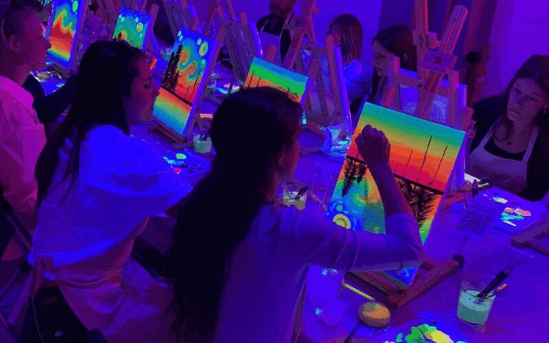 Valencia: Pinta un cuadro fluorescente y bebe vino - Detailed Breakdown of the Tour Itinerary