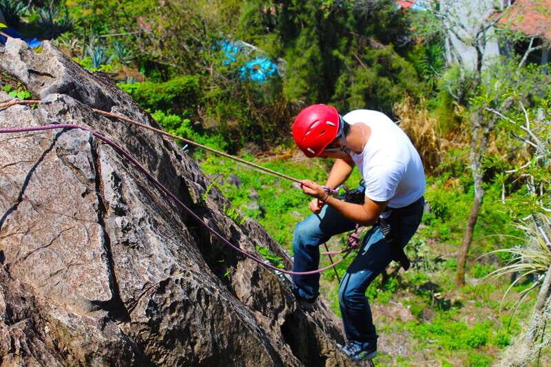 Valle de Bravo: Rappel over a viewpoint - Key Points