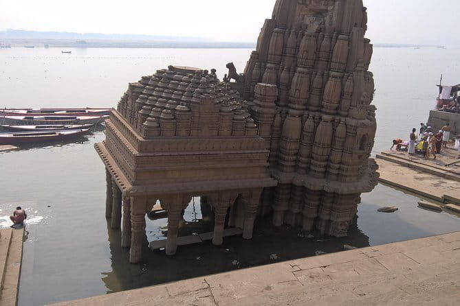 Varanasi Historical Ashramas, temples and Ghats Discovery - Key Points