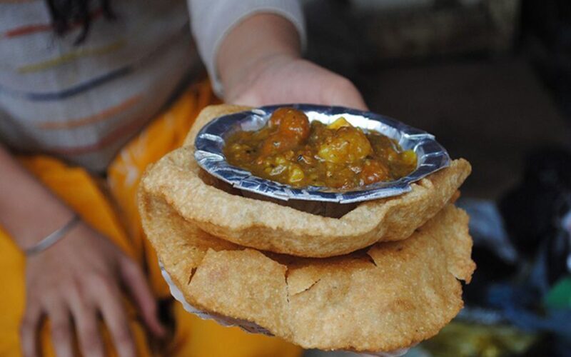 Varanasi: Night Tour with Aarti Ceremony and Street Food - Considerations & Tips