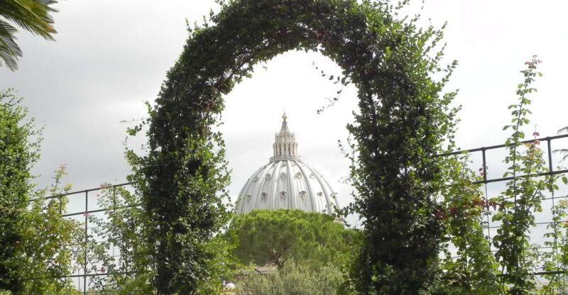 Vatican: Gardens, Museums and Sistine Chapel Guided Tour - Navigating the Crowds and the Art