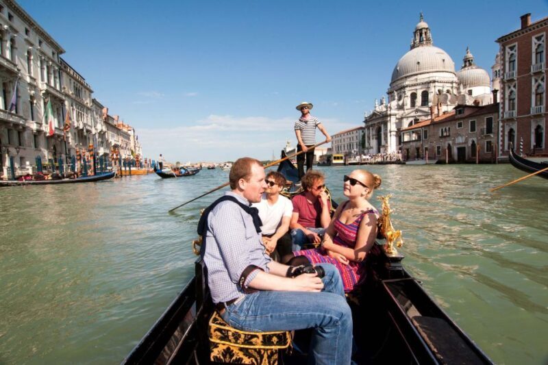 Venetian Private Sandolo tour - Scenic Highlights: The Beauty of Venice from the Water