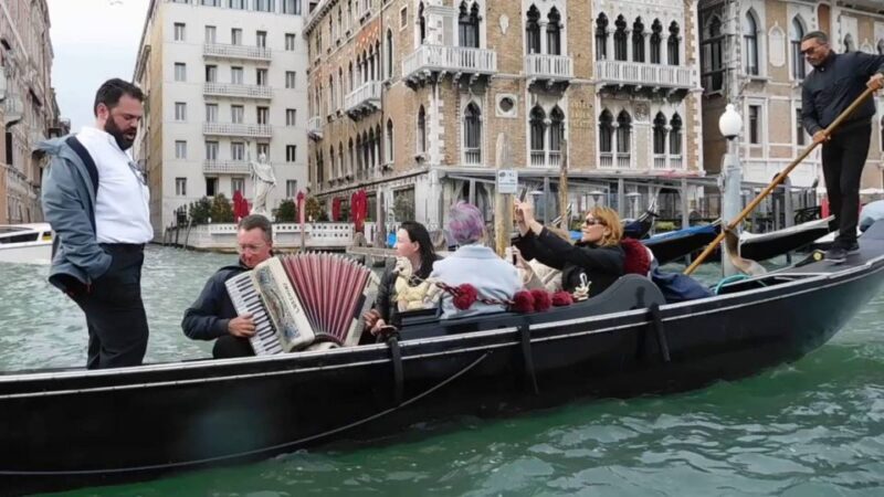 Venice: 30-Minute Gondola Ride on Grand Canal with Serenade - Key Points