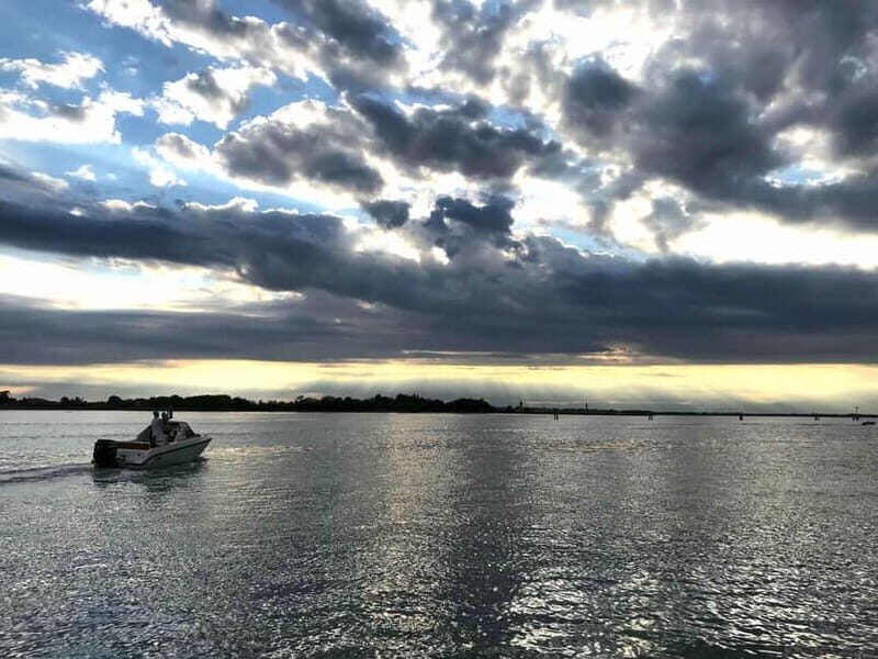 Venice: a boat tour amid the whispering water and light, a reality waiting to be discovered. - Key Points