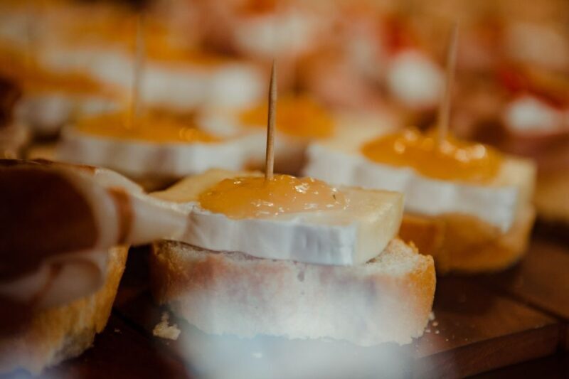 Venice: Eat & Drink Like a Local  Evening Cicchetti Tour - Hidden Gem: Authentic Pasta and Cozy Atmosphere
