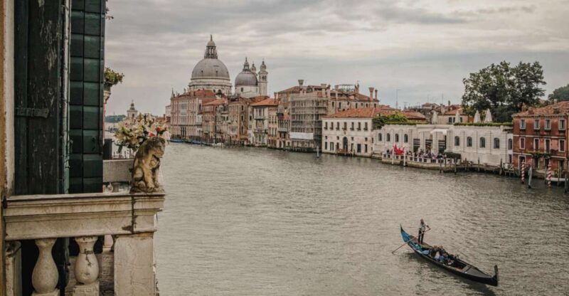 Venice: Gondola Ride and a Gala Dinner in a Venetian Palace - Experience Venice: Gondola Ride and a Gala Dinner in a Venetian Palace