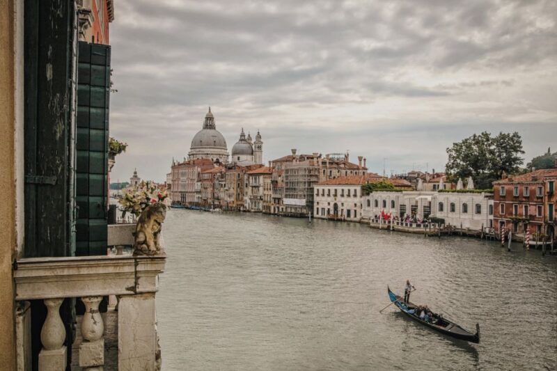 Venice: Gondola Ride and a Gala Dinner in a Venetian Palace - What’s Included and What’s Not