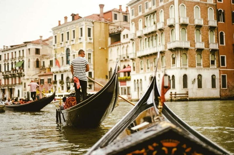 Venice: Gondola tour with live introductory commentary and audio guide - Key Points