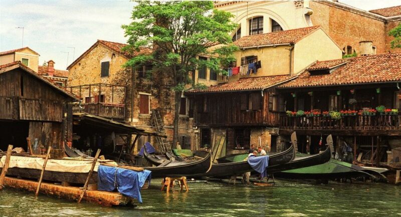 Venice: Historical Gondola Yard Private Tour - Key Points