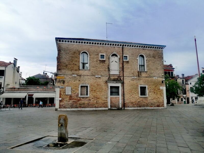 Venice: Off the Beaten Path Walking Tour - Discovering Venetian Markets and Local Life