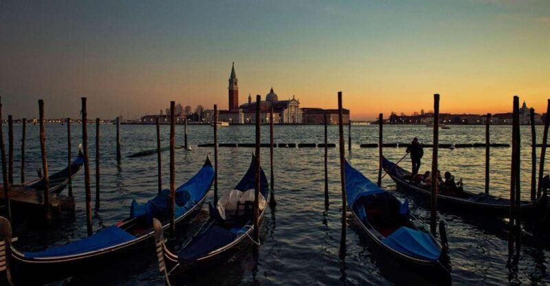 Venice: Private Evening Stroll with Gondola Ride - The Gondola Ride: An Unmissable Highlight