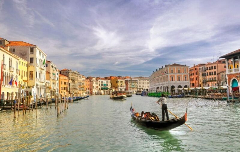 Venice: Private Gondola Cruise for up to 5 Passengers - Detailed Review of the Gondola Experience