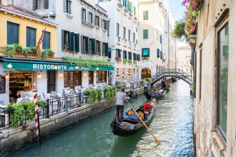 Venice: Romantic Gondola tour and Dinner for two - Key Points