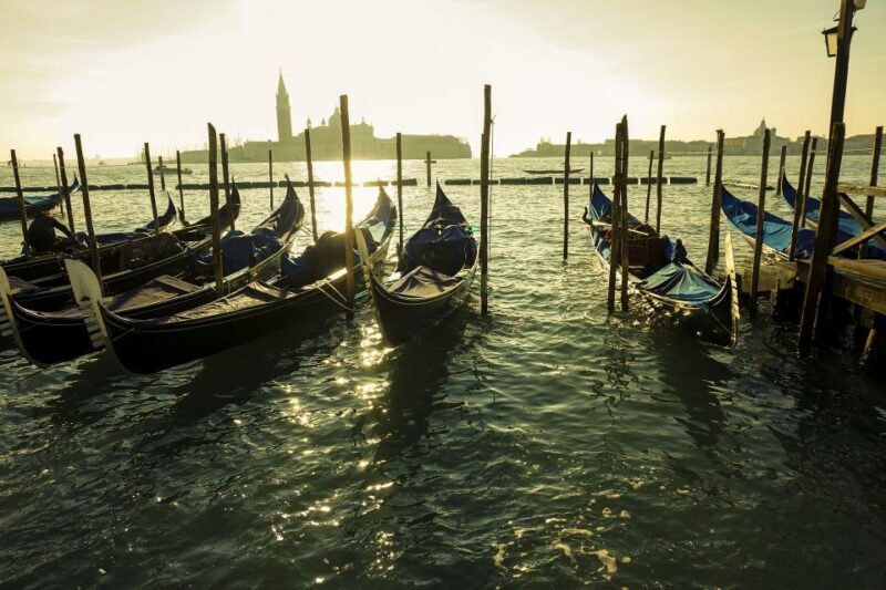 Venice: Shared Gondola Tour - Diving Into the Experience