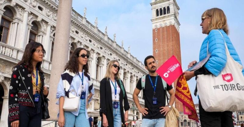 Venice: St Mark's, Doge's Palace, Murano & Burano Day Tour - Gondola Ride: The Classic Venetian Experience