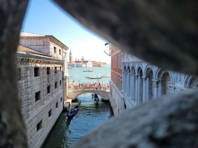 Venice: St Mark's, Doge's Palace, Murano & Burano Day Tour - Lunch and Free Time in Venice