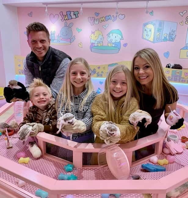 Very popular in HarajukuAnimal petting zoo - Introduction