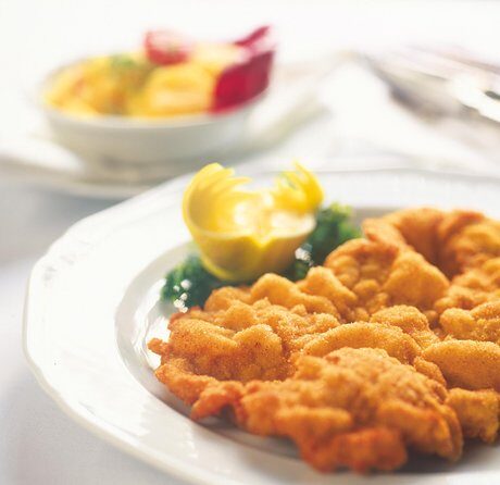 Vienna Evening Sightseeing Cruise With Music and Dinner - A Closer Look at the Experience