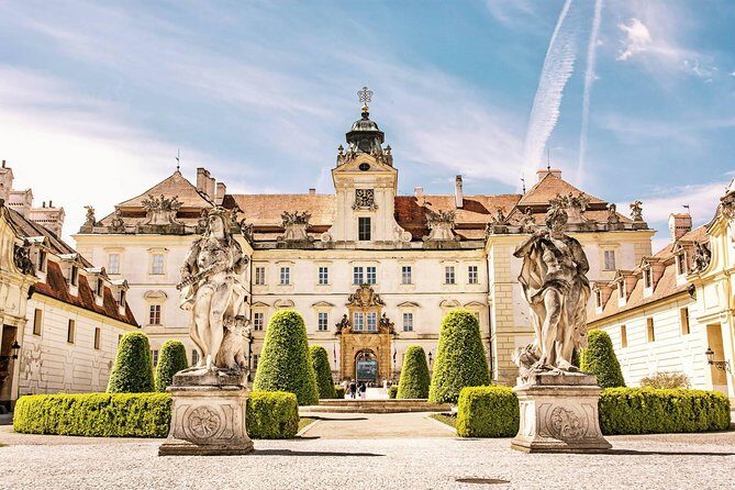 Vienna-Prague One-Way Sightseeing Tour Bus - Deep Dive into the Itinerary