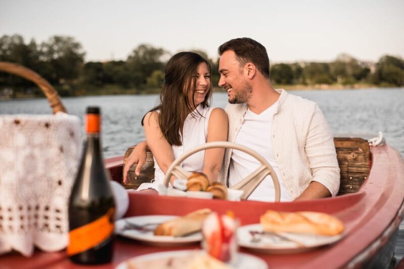 Vienna: Retro Boat Tour on the Danube River with Picnic - Key Points