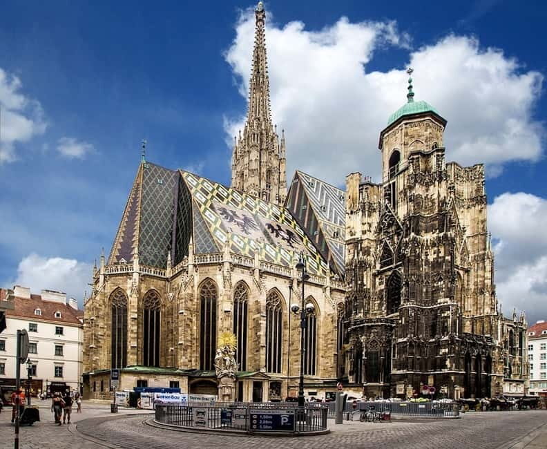 Vienna: Sightseeing Tour in an 8 seats electric classic car - Introducing the Electric Classic Car Tour