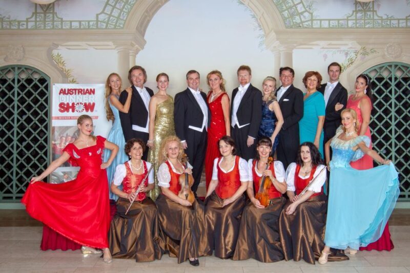 Vienna: Traditional Dinner Show at the Wiener Rathauskeller - Practical Tips