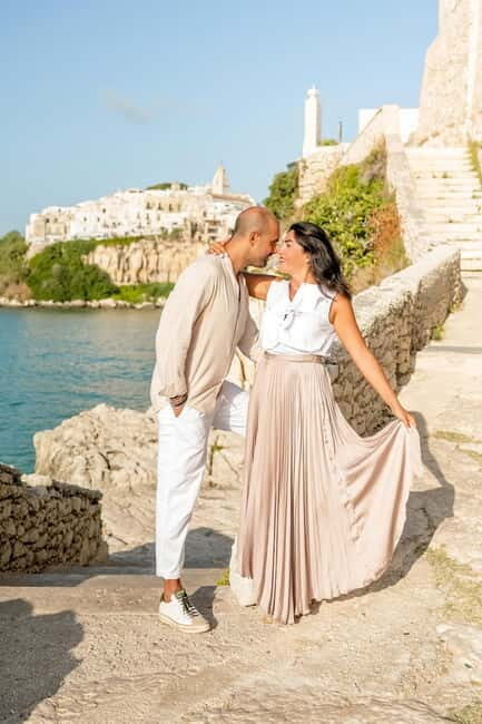 Vieste: a couple's photo tour at sunrise among romantic alleys and the sea. - Key Points