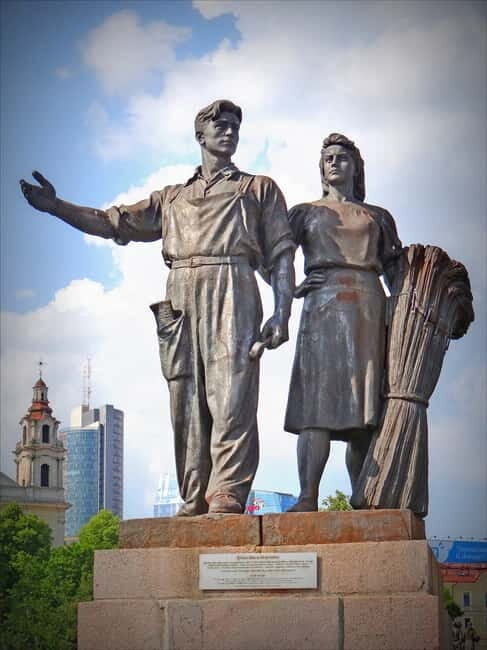 Vilnius: The Women of Vilnius 2-Hour Tour - Exploring the Sites in Detail