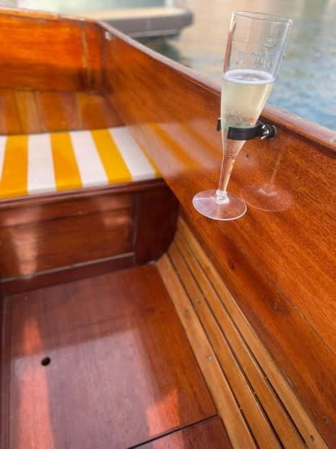 Vintage boat tour of Marseille Old Port for couples (1h) - Who Will Love This Tour?