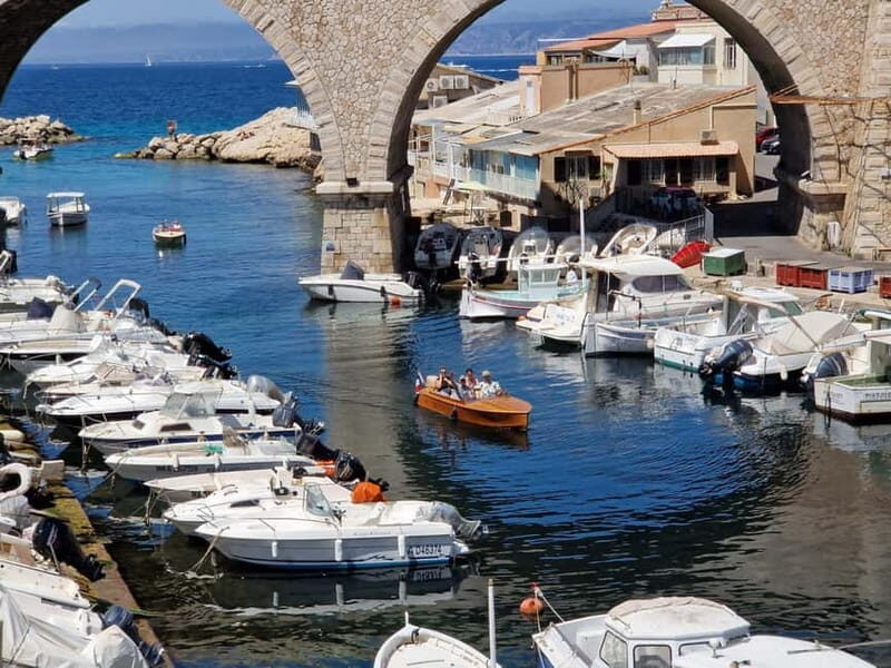 Vintage boat tour of Marseille Old Port for couples (1h) - FAQ
