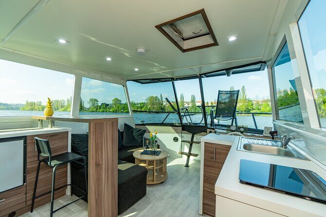 VIP Prague YachtBoat ONE Experience: All-You-Can-Drink - An In-Depth Look at the YachtBoat ONE Experience