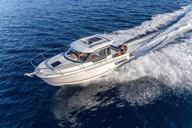 VIP Prague YachtBoat SPEED Experience: All-You-Can-Drink - Key Points