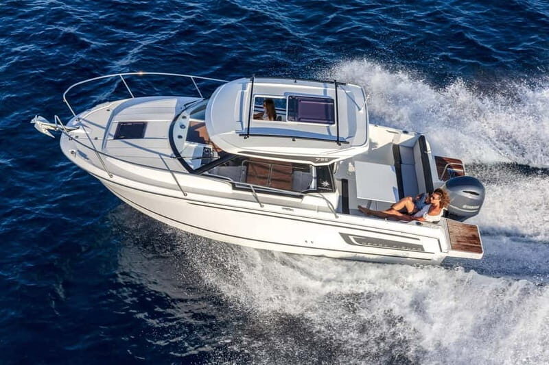VIP Prague YachtBoat SPEED Experience: All-You-Can-Drink - First Impressions: What makes YachtBoat SPEED special?