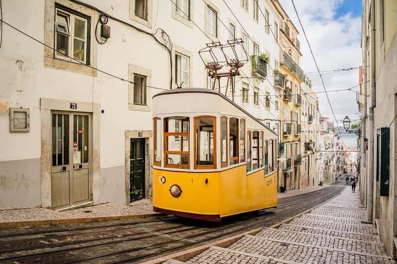 Visit the centre of Lisbon. Small group. Follow the guide.. - Key Points