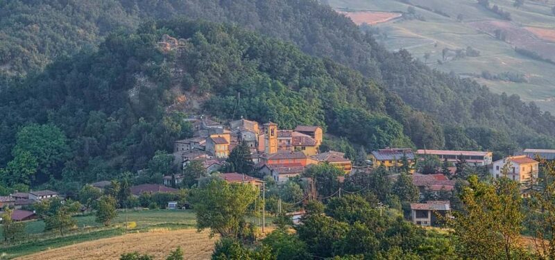 Visit to the medieval village of Trebecco Castle and the Church of St. Fermo - The Historic Charm of the Church of St. Fermo