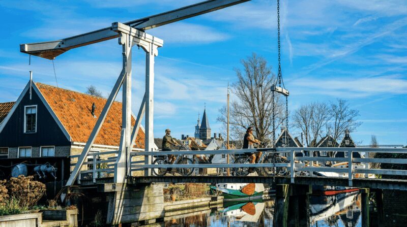 Volendam: E-Bike Rental including Highlights-Routes - Key Points