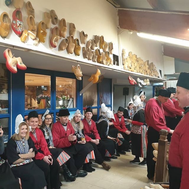 Volendam: Traditional Costume Photo with Cheese & Clog Tour - Authenticity and Cultural Value