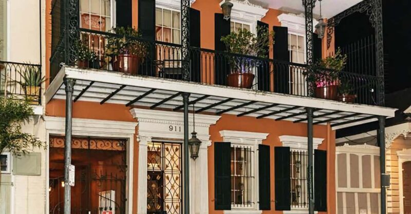 Voodoo & Ghosts: NOLA Tour - A Walk Through the Garden District: Hauntings Among the Mansions