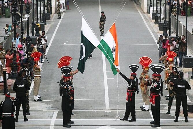 Wahga Border Flag Ceremony & Shalimar Garden Private Tour - The Itinerary in Detail
