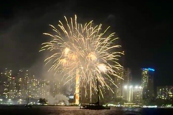 Waikiki Beach Catamaran Friday Night Fireworks Tour - An Exhaustive Look at the Waikiki Fireworks Catamaran Tour