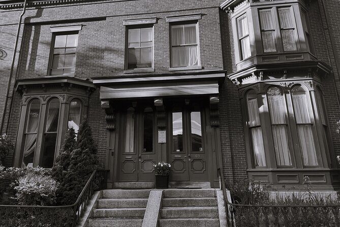 Walk With Ghosts in Portland - An Immersive Peek into Portland’s Haunted Roots
