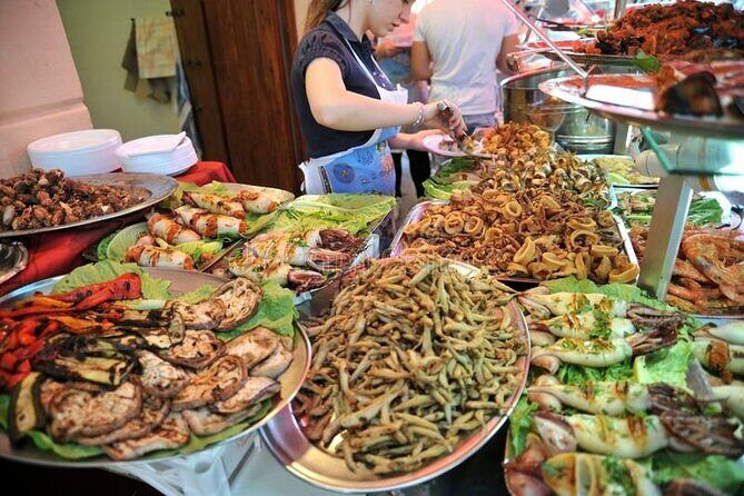 Walking in the historic center of Palermo and its markets - Key Points