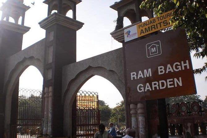 Walking Tour and Rickshaw Ride through The Bazaars of old Amritsar - Discovering the Heart of Old Amritsar