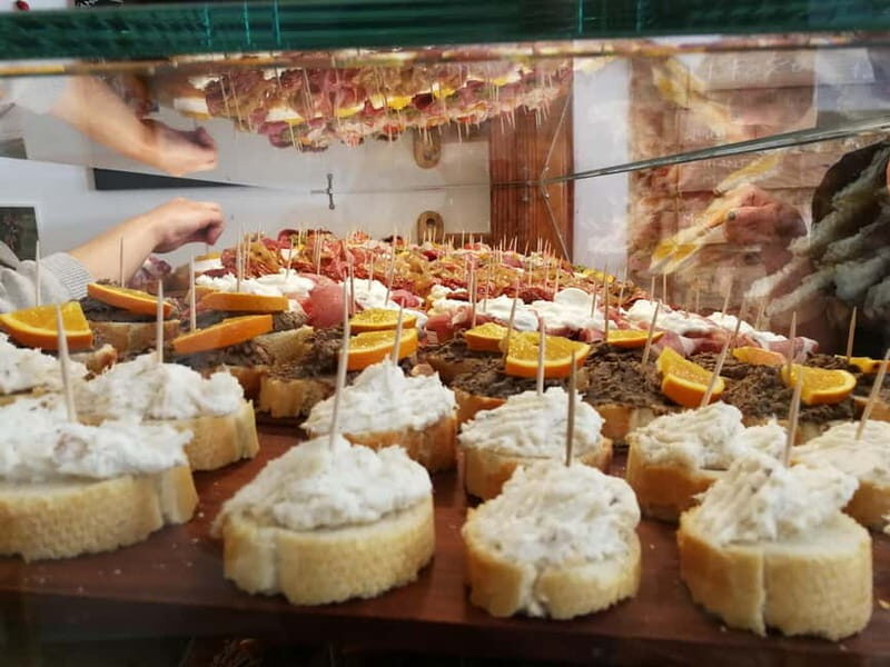 Walking Tour in Venice Rialto with Tastings and Stories - Authenticity and Atmosphere
