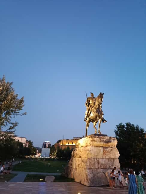 Walking tour of Tirana - discoveries, history, and culture (in FRENCH) - Key Points