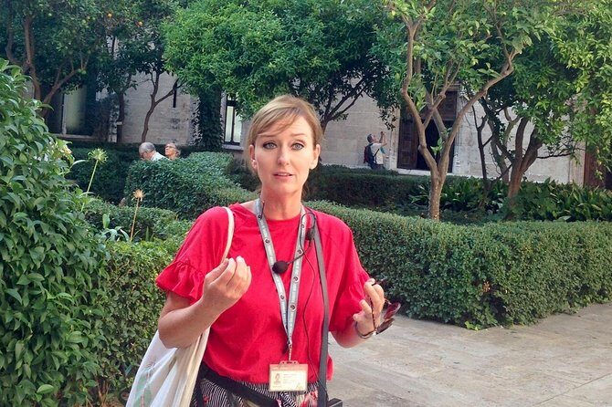 Walking tour through the old town with a Dutch-speaking city guide - FAQ