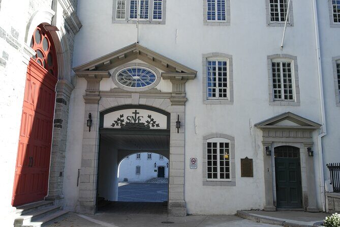 Walking tour with Guide Felix and his dog Meo - Exploring Old Quebec with Felix and Méo