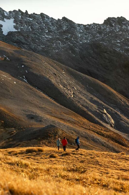 Wanaka: Black Peak Helicopter Hike with Alpine Hut Stay - Key Points