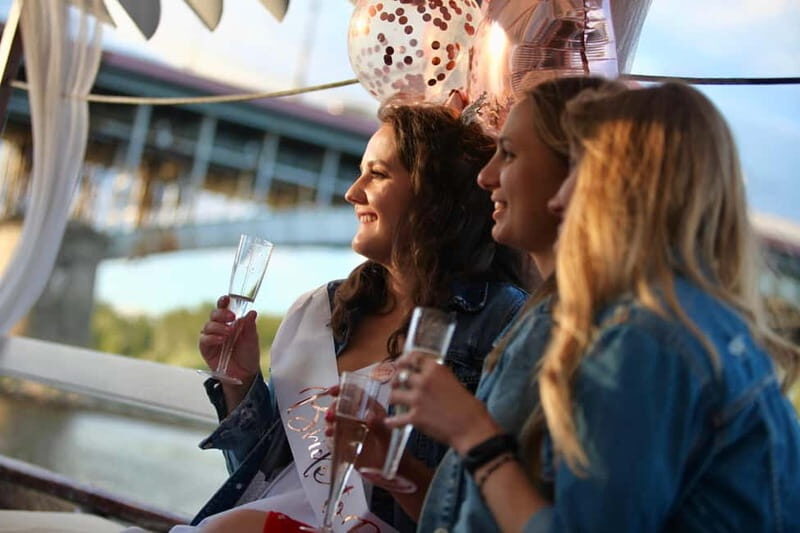 Warsaw: Romantic Cruise with ProseccoBirthdays & Proposals - A Closer Look at the Experience