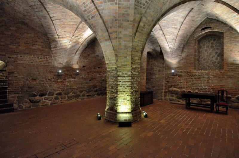 Warsaw: Skip-the-Line Royal Castle Guided Tour - Inside the Castle: Art, History, and Symbolism